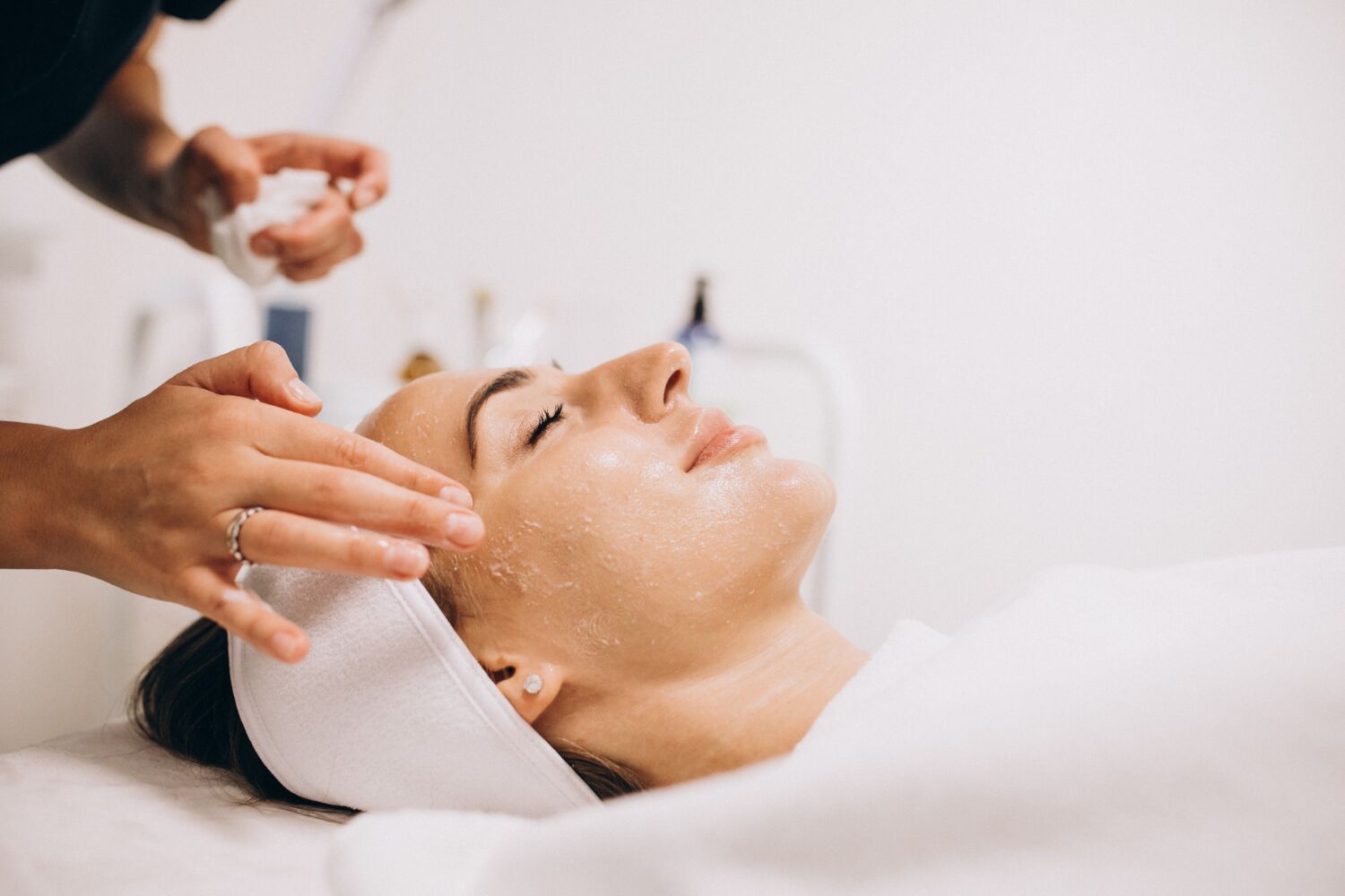 Phenol Peels: What Is It, How It Works, Benefits & Process